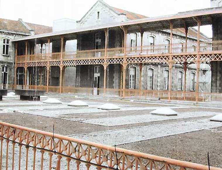 Covered passageway 130 linear feet - Monumental and structures