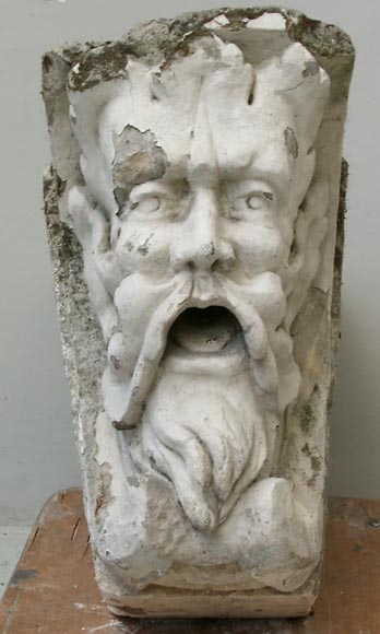 Antique keystone in sculpted stone - Monumental and structures