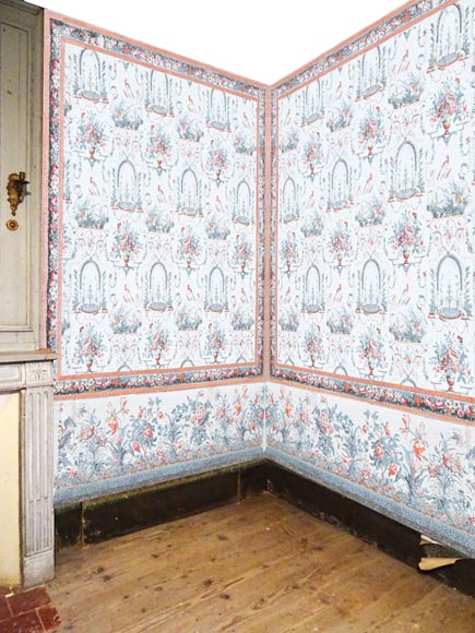 A beautiful set of polychrome wallpaper from a room - Paneled rooms