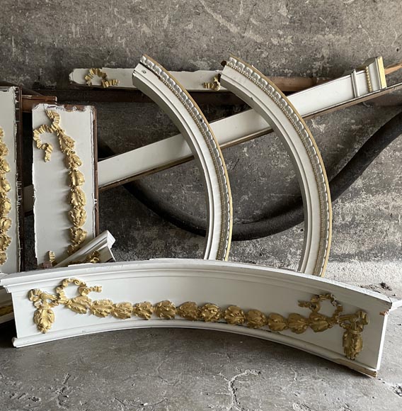 Series of Ionic pilasters in sculpted and painted wood - Paneled rooms