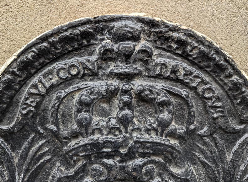 Fireback with the coat of arms of France and the motto "Alone against ...