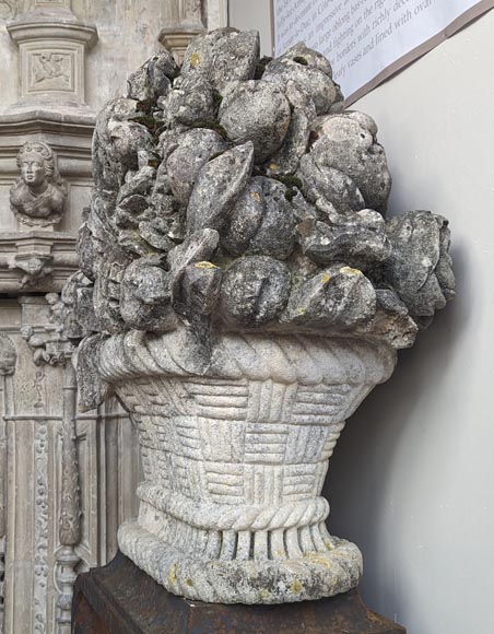 Important pair of carved stone fruit baskets - Statues