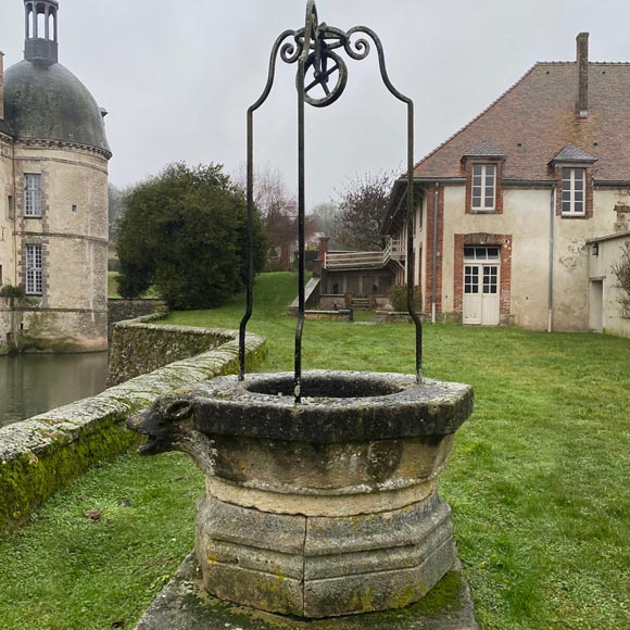 Well with an edge with a wolf’s head - Fountains, wells, basins