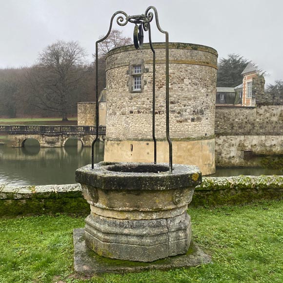 Well with an edge with a wolf’s head - Fountains, wells, basins
