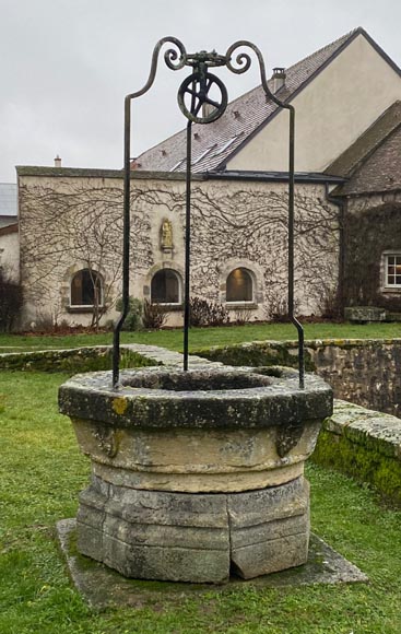 Well with an edge with a wolf’s head - Fountains, wells, basins
