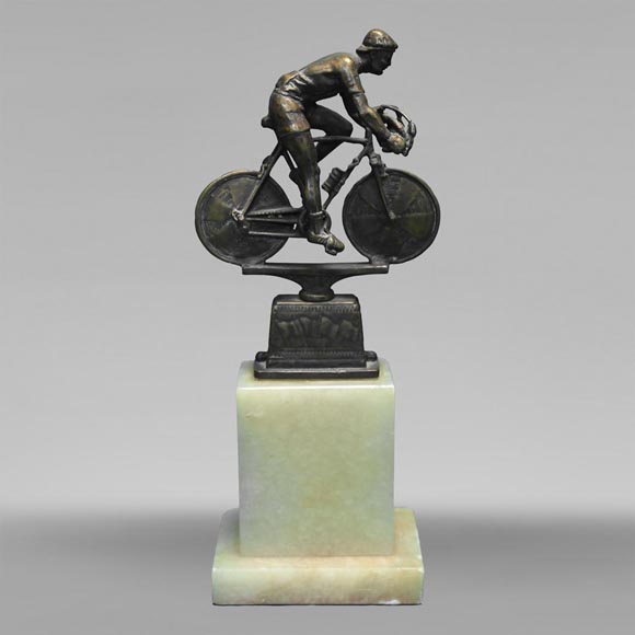 Sports trophy depicting a bicycle racer in patina finish - Sculpture