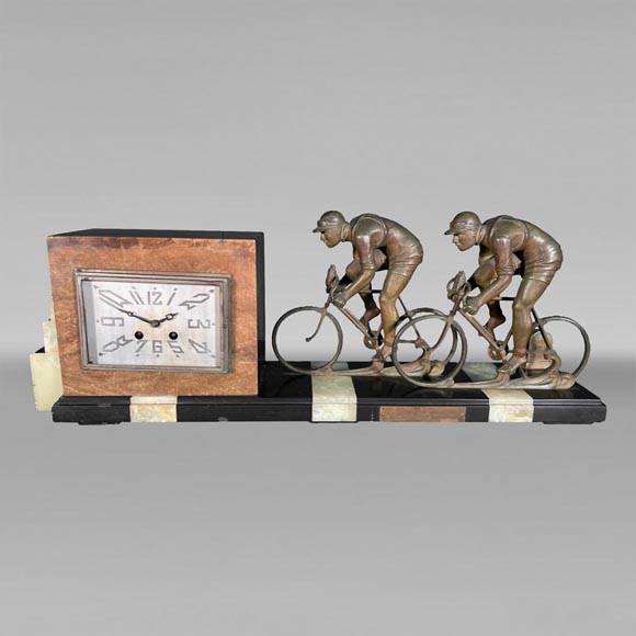 Alabaster clock with cyclists in regule - Sculpture