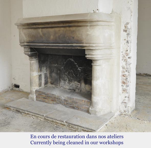 Antique monumental stone fireplace, 17th century - Stone