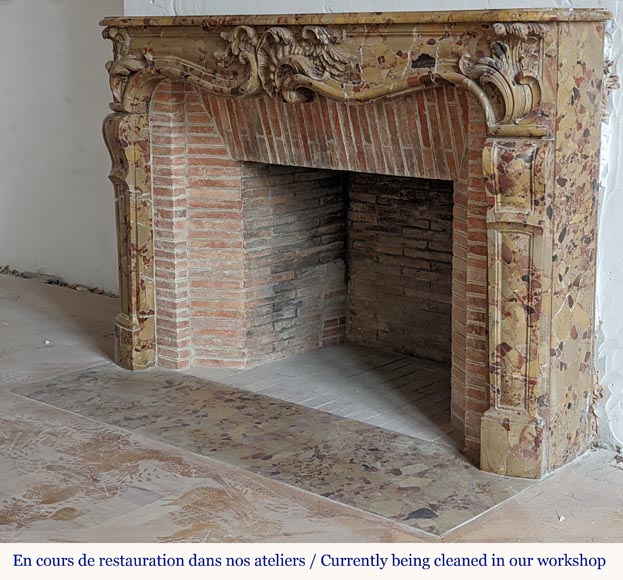 Louis XV period mantel in Alep Breccia with a winged shell - Marble