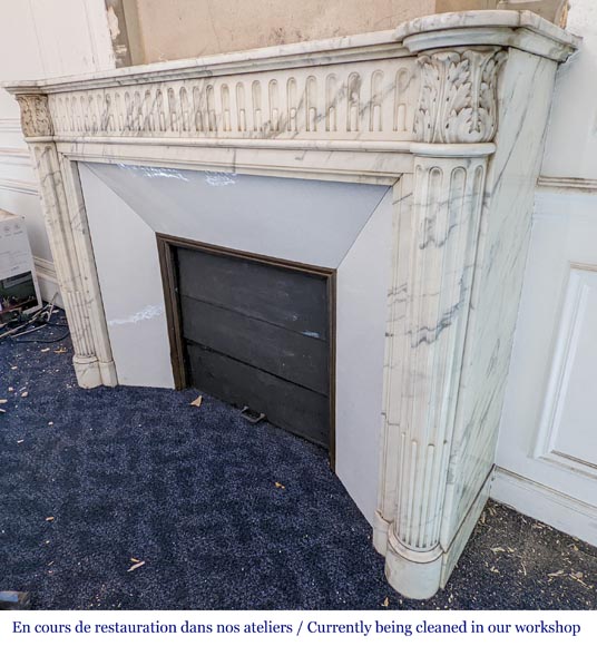 Cheminée de style Louis XVI à demi-colonnes et rudenture en marbre de ...