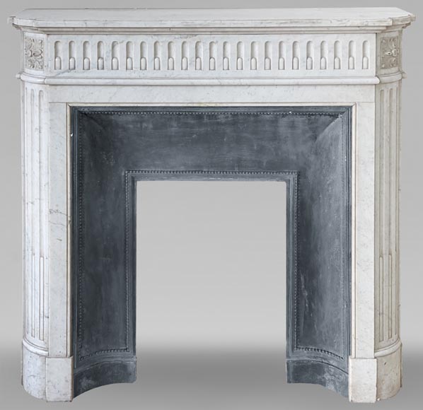 Louis XVI style Carrara marble mantel with rounded corners - Marble