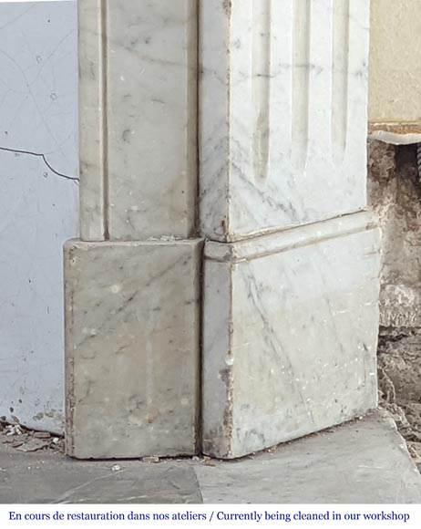 Small Carrara marble mantel with canted jambs and fluted legs - Marble