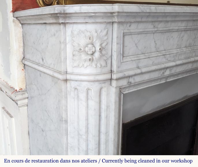 Louis XVI style Carrara marble mantel with rounded corners - Marble