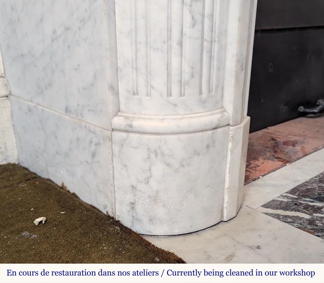 Louis XVI style Carrara marble mantel with rounded corners - Marble
