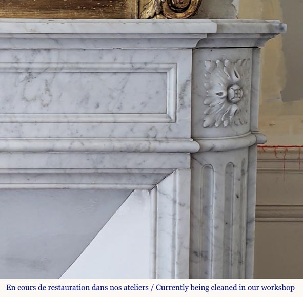 Louis XVI style Carrara marble mantel with rounded corners - Marble