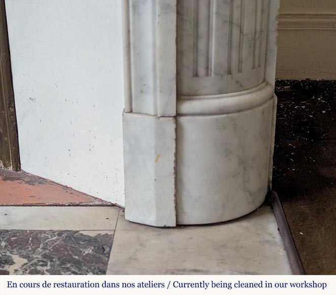 Louis XVI style Carrara marble mantel with rounded corners - Marble
