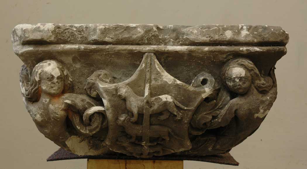 Gothic stone capital with coat of arms - Monumental and structures