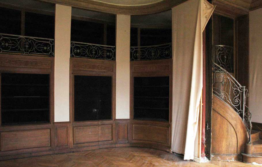 Two storey wood library from the 1940's - Paneled rooms