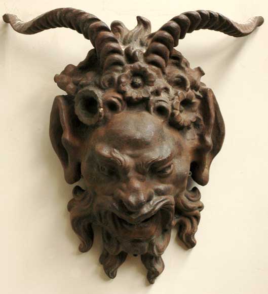 Cast iron fountain spout mask - Fountains and wells