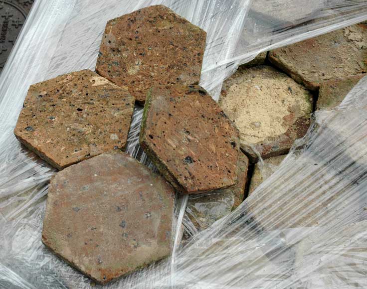Two pallets of hexagonal terra cotta floor tiles - Floors